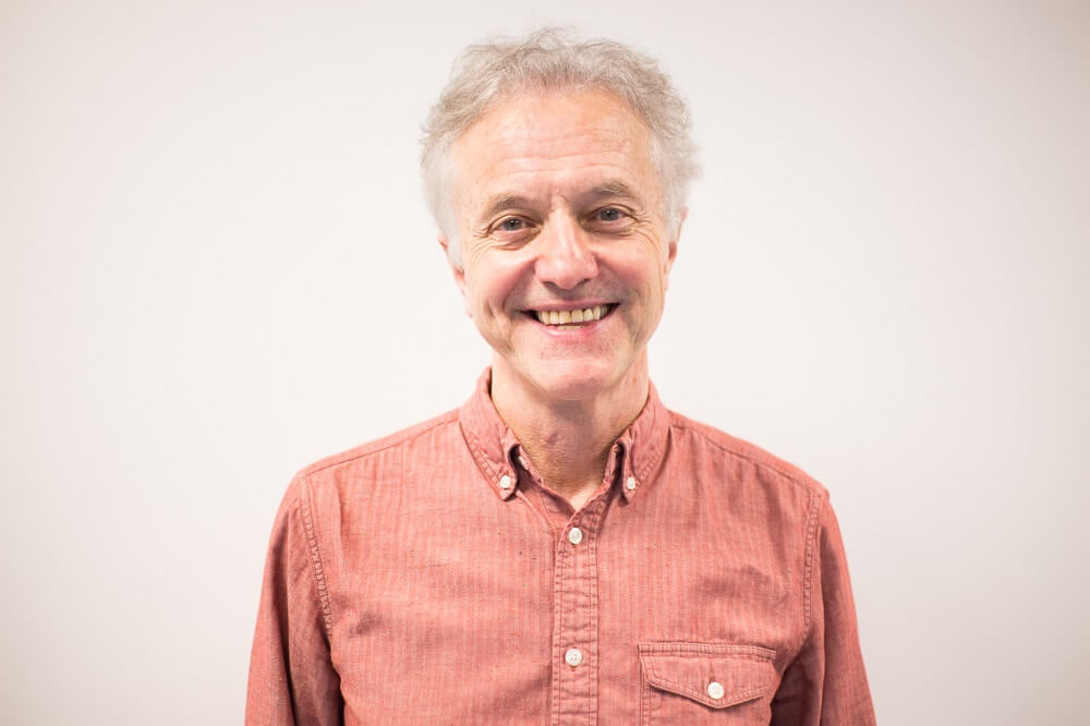 Quem é Adrian Raine