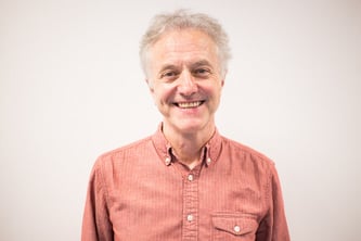 Quem é Adrian Raine